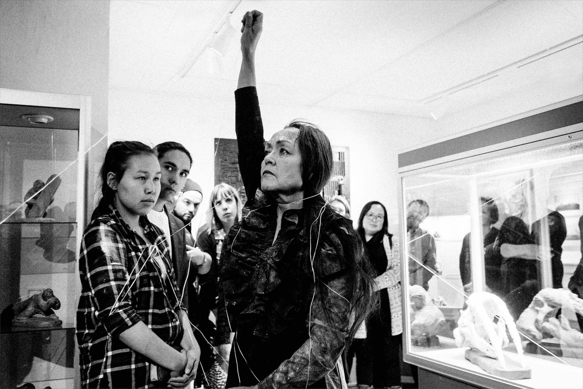 Signe Guttormsen, Marie Kølbæk Iversen og Jessie Kleemann modtager ...