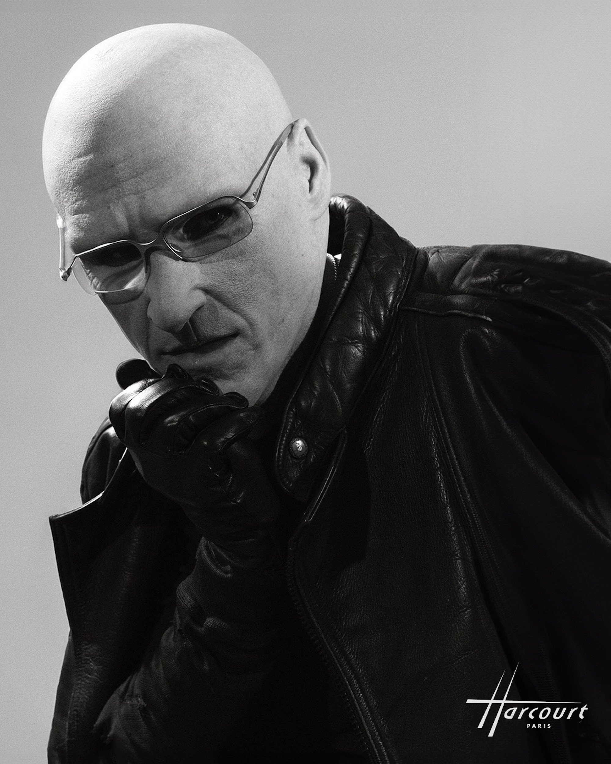 Julian-Jakob Kneer: FANATICS - Art Matter - Guide - Journal - Festival